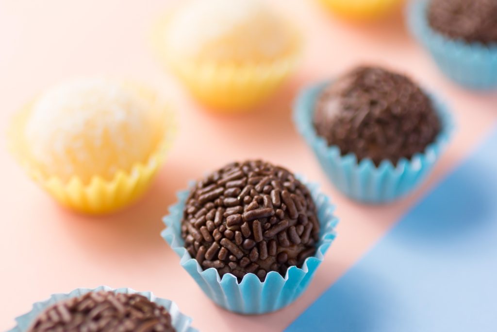 Como fazer brigadeiro: 9 receitas para adoçar a vida - ELLE Brasil