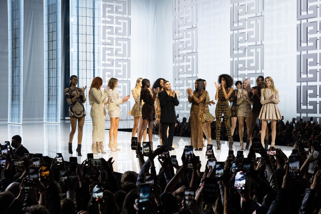 Olivier Rousteing celebra 10 anos na Balmain com megaevento em Paris ...