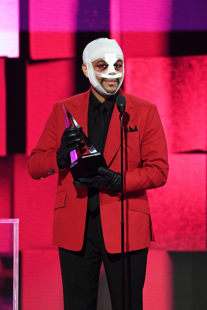 The Weeknd explica que rosto enfaixado era crítica a cirurgias ...