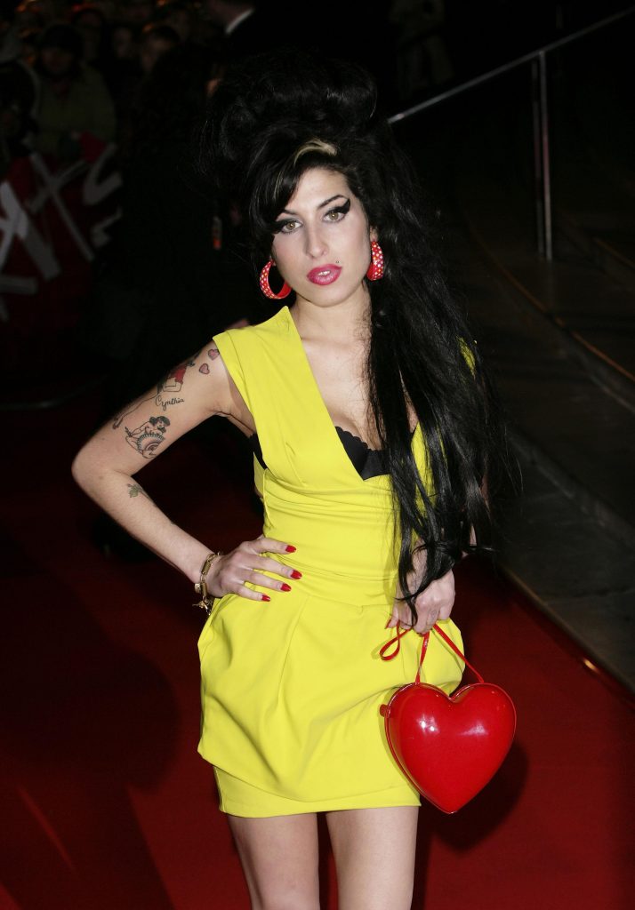 Dez anos sem Amy Winehouse: os itens que marcaram o estilo da cantora ...