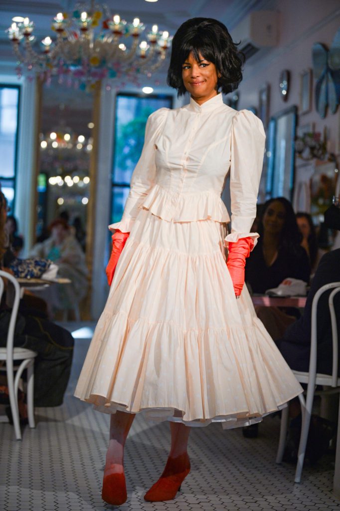 Batsheva retorna à passarela da NYFW subvertendo clássicos - ELLE Brasil