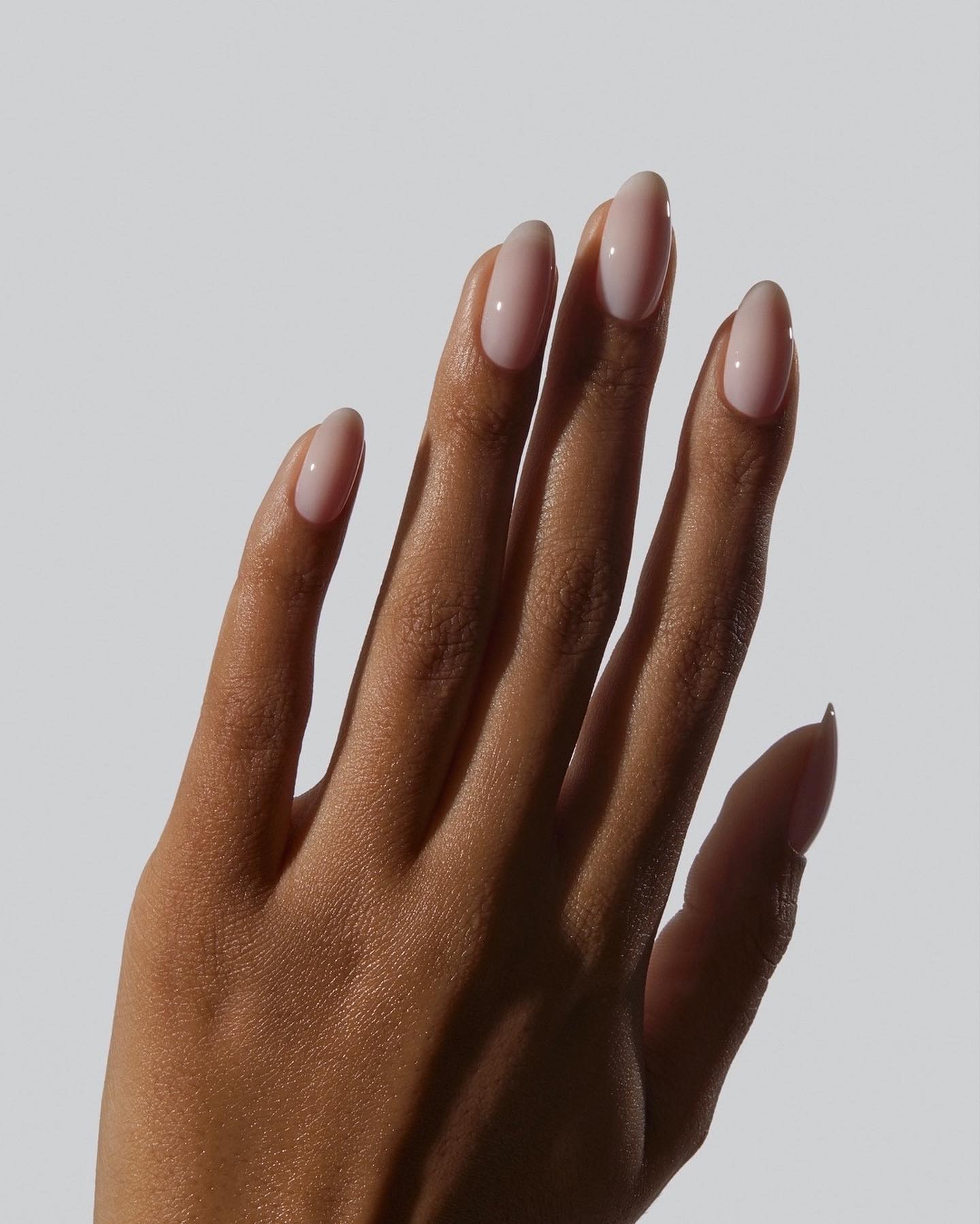 Base fortalecedora de unha: 8 opções que realmente funcionam - ELLE Brasil