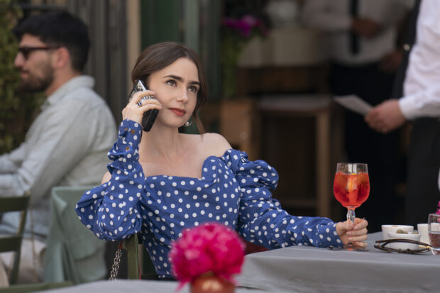 "Emily em Paris": Lily Collins e elenco comentam figurino dos novos episódios - ELLE Brasil