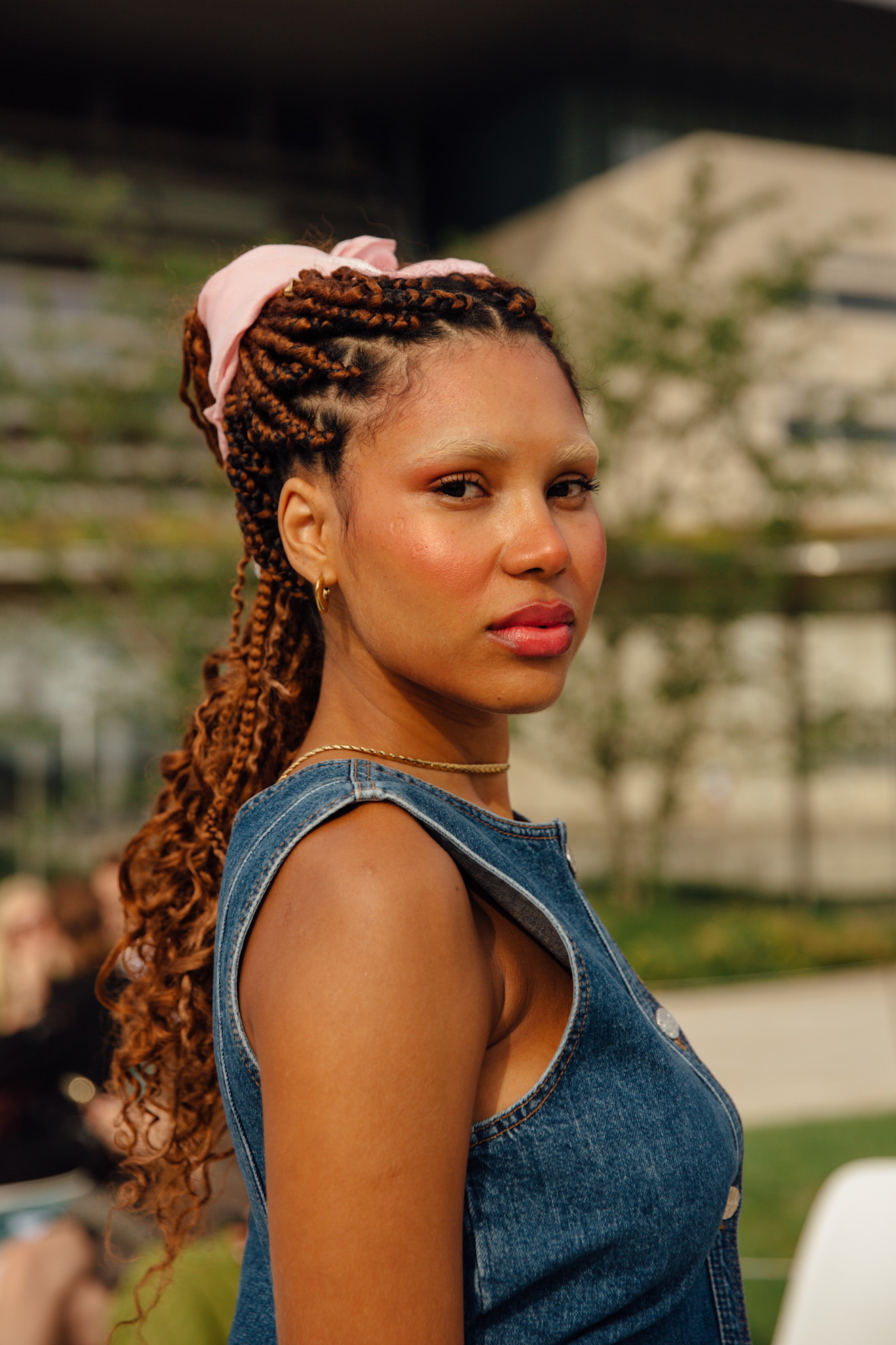 O máxi scrunchie será o seu maior aliado no verão - ELLE Brasil