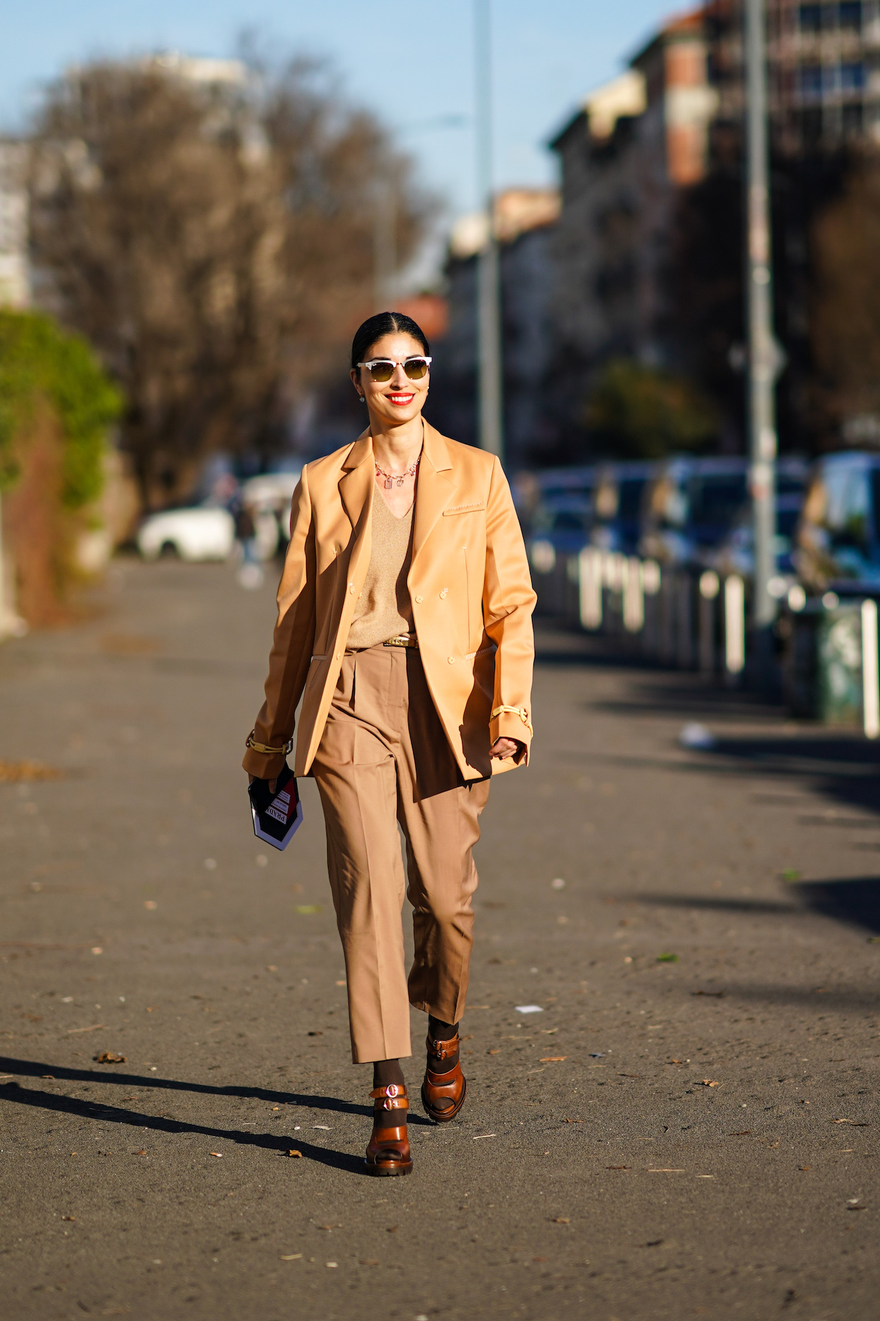 5 looks com tons terrosos para se inspirar nesta temporada - ELLE Brasil