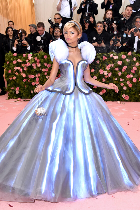 Relembre alguns dos looks do MET Gala mais icônicos da história - ELLE ...