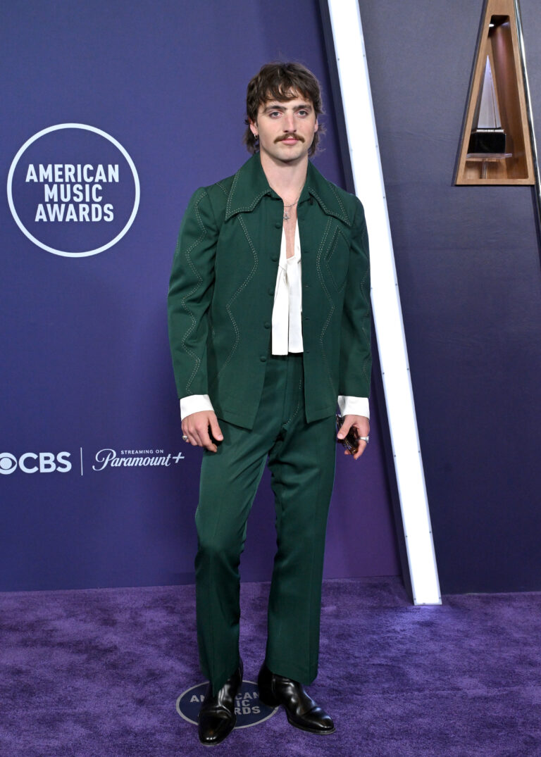 Os melhores looks do AMAs 2025 - ELLE Brasil